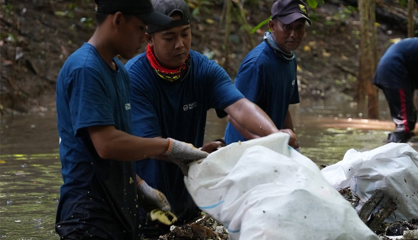 Cleaning up trash on Bali Waterway with Sungai Watch and Gary ...