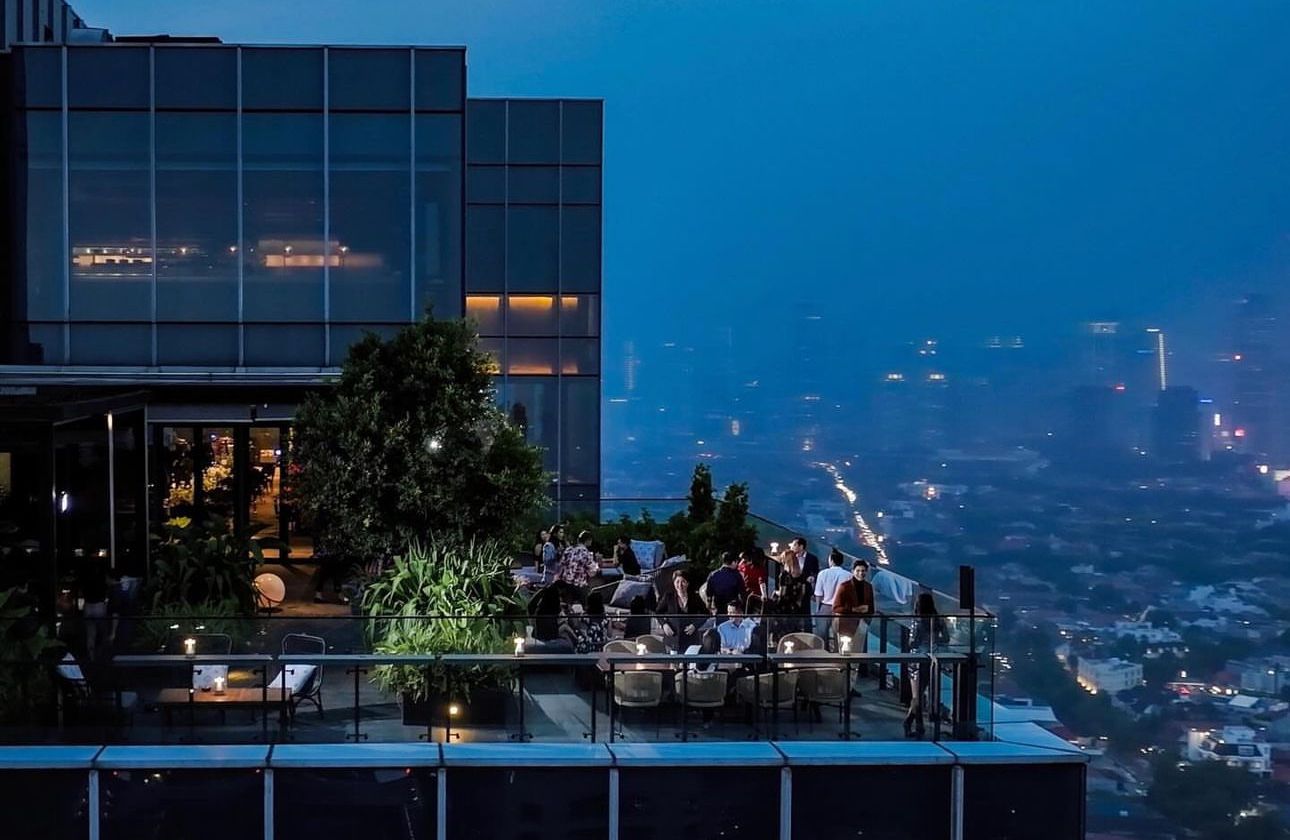 Craving for Citylights? Here are 15 Best Rooftop Restaurant in Jakarta ...