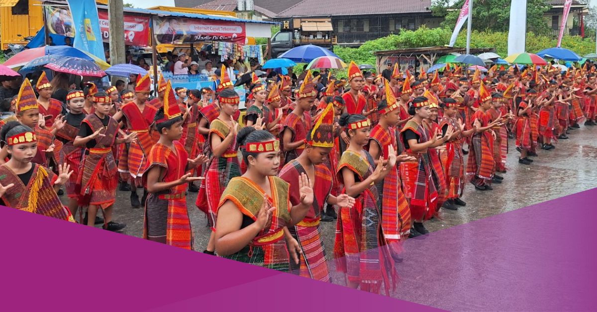 Thousands of Students Break Record with Traditional Tortor Dance